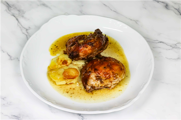 Pollo troceado cocinado a baja temperatura. Sazonado y listo para ...